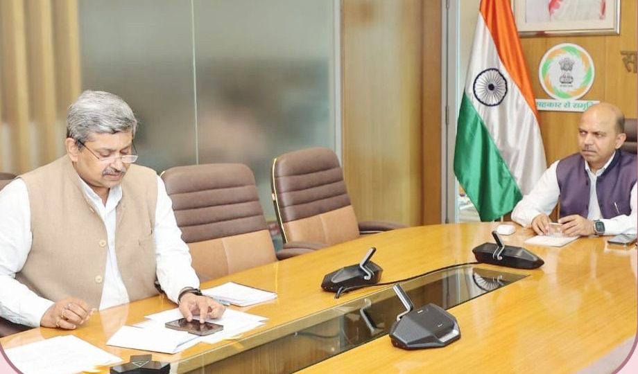 Secretary reviews Progress of Largest Grain Storage Plan